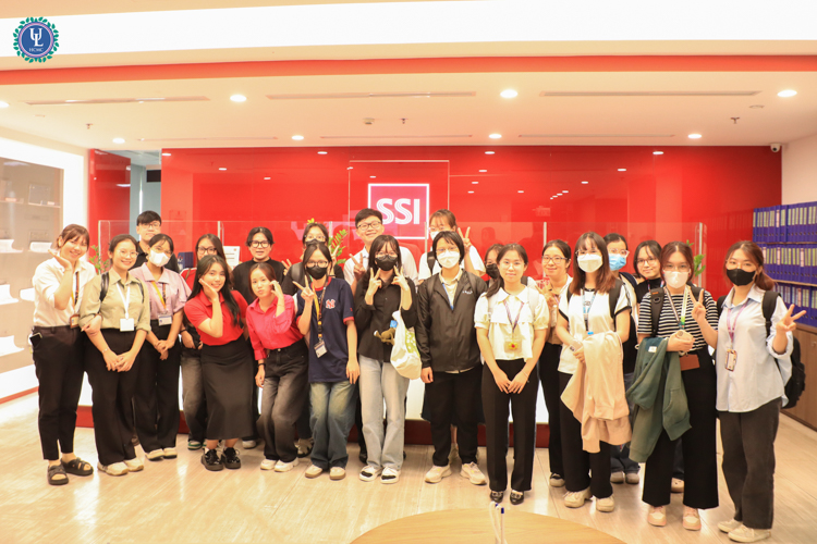 Sinh viên Trường Đại học Luật TP.HCM kiến tập tại Công ty Chứng khoán SSI